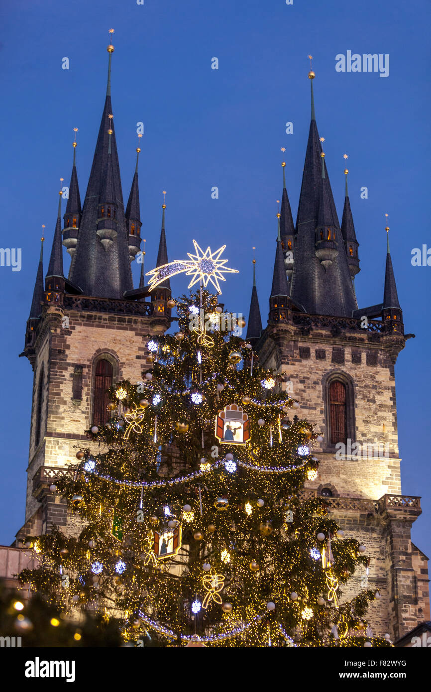 Old Town Square, Christmas market and tree, Prague, Czech Republic ...