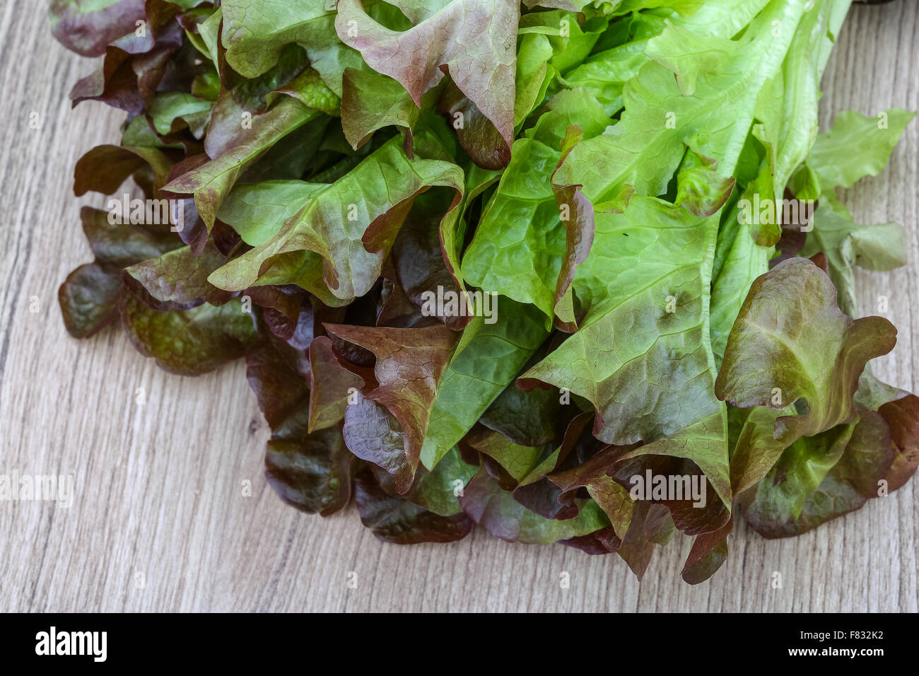 Fresh green oak salad leaves heap on the wood background Stock Photo ...