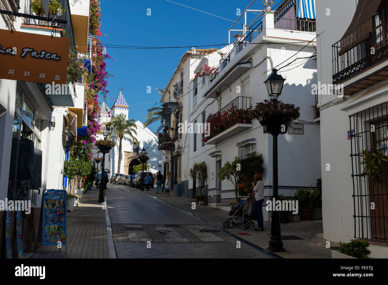 Street in Old Marbella looking up the hill towards the church Stock ...