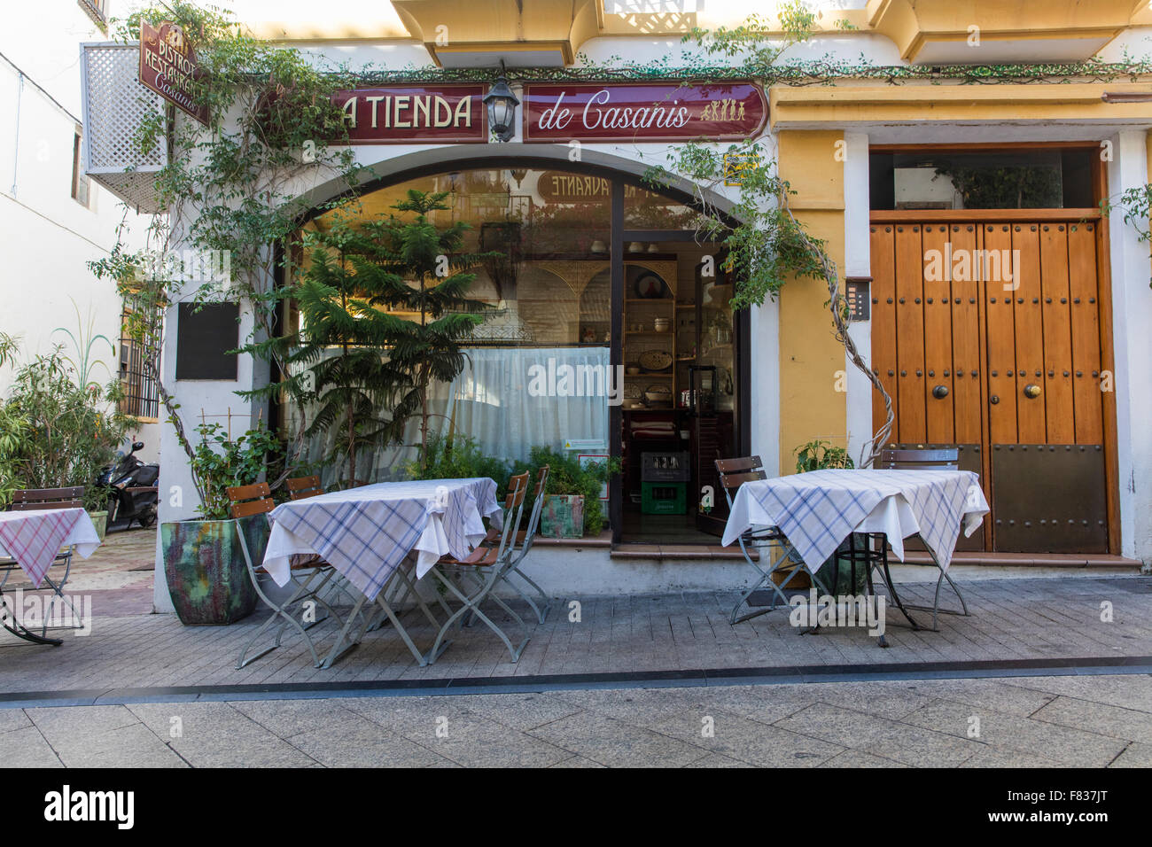 Trendy tables hi-res stock photography and images - Alamy