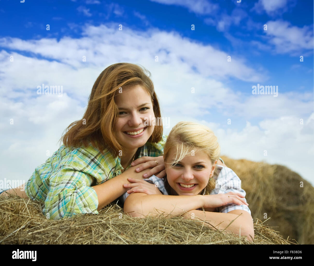Two girls in hay field hi-res stock photography and images - Alamy
