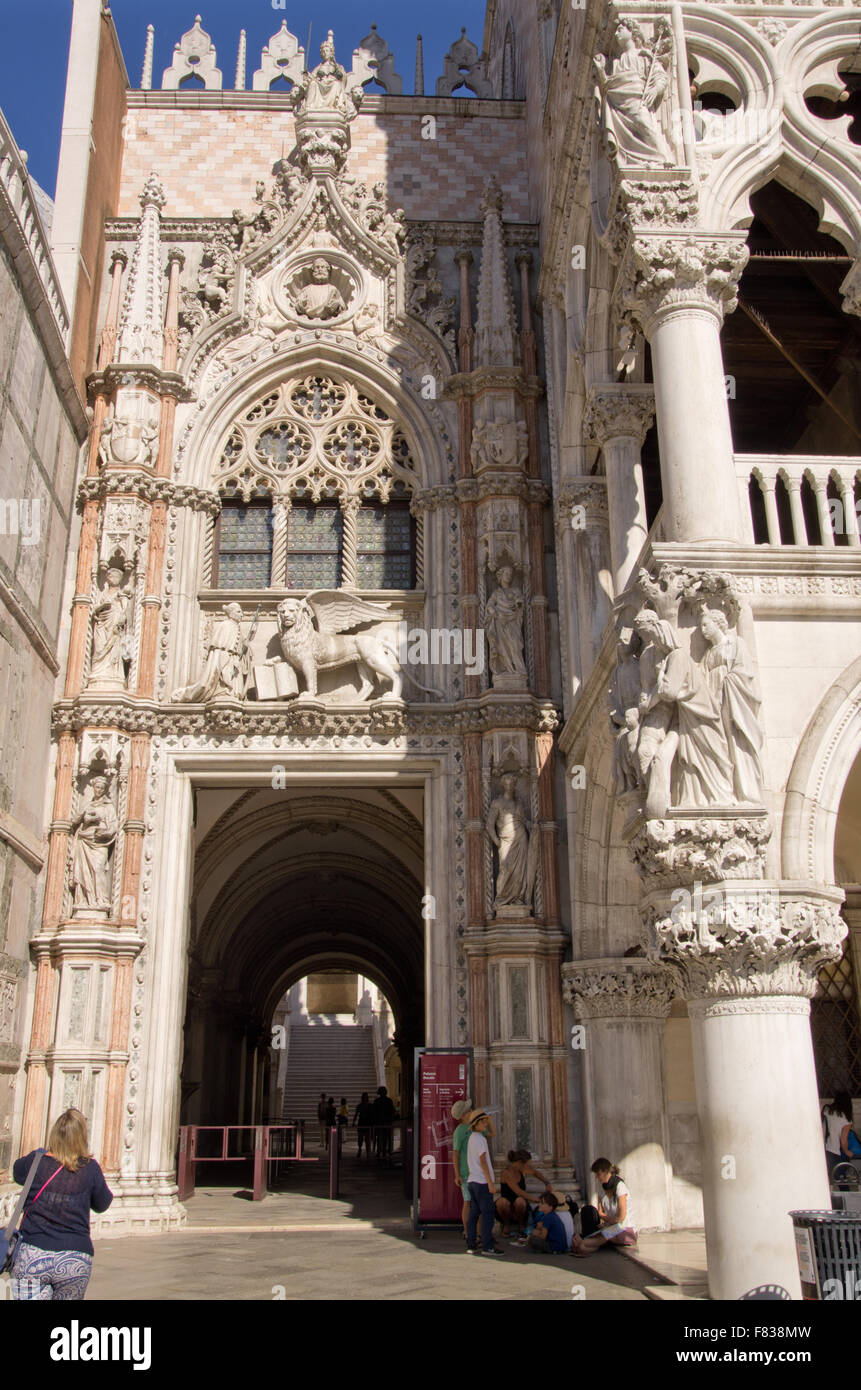 Sculpture doges palace venice hi-res stock photography and images - Alamy