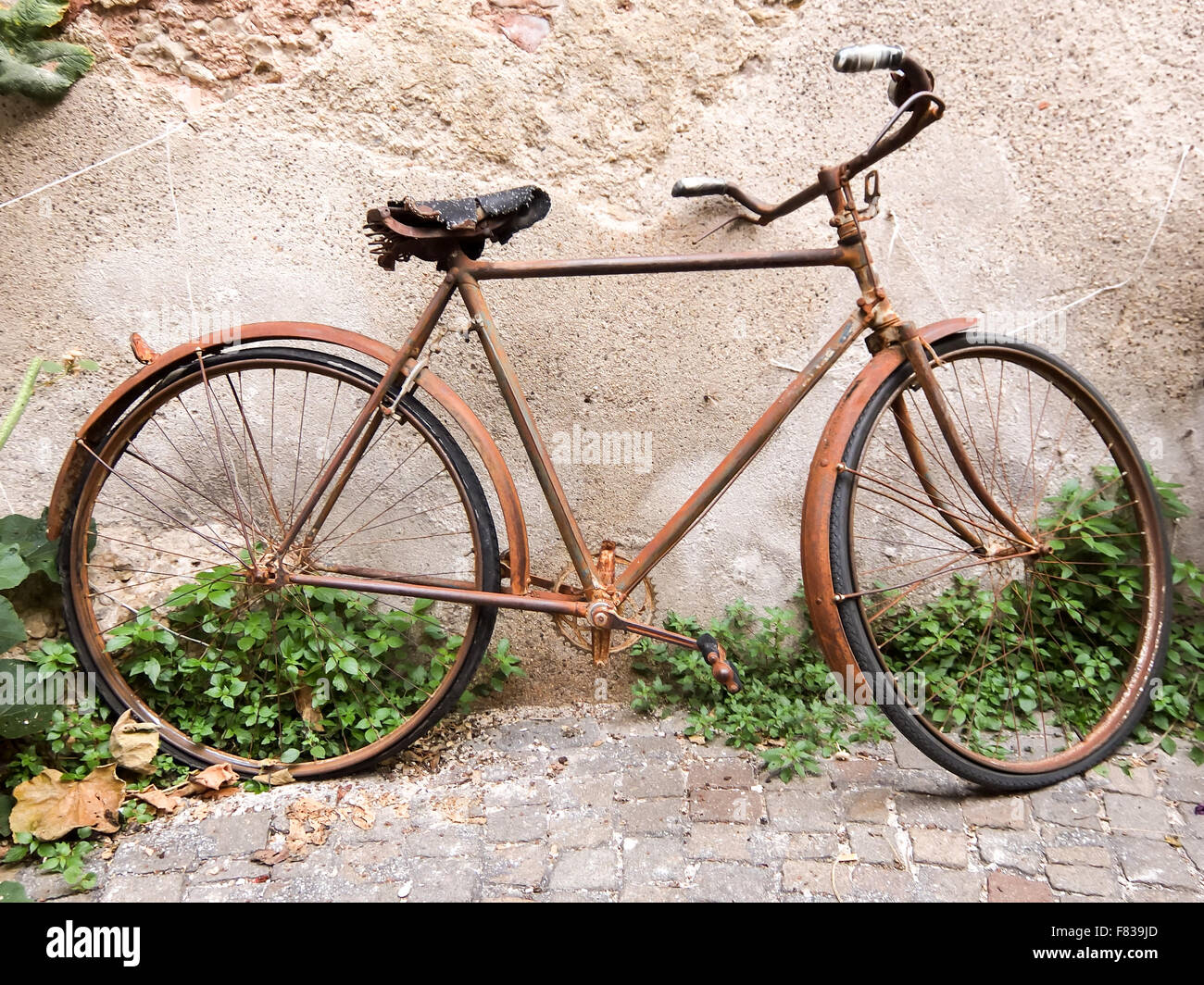 Old rusty vintage bicycle Stock Photo - Alamy