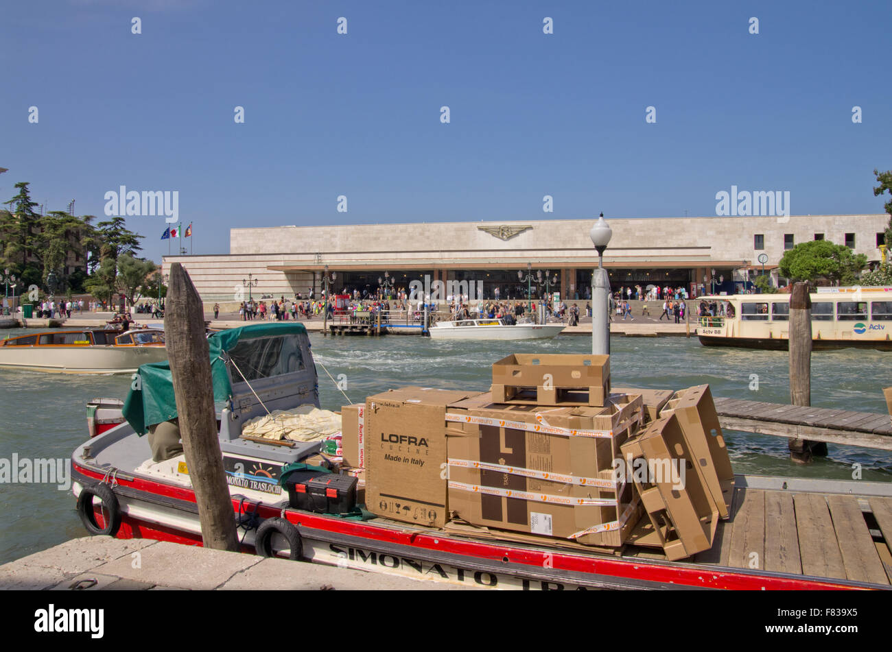 Deliveries by boat hi-res stock photography and images - Alamy
