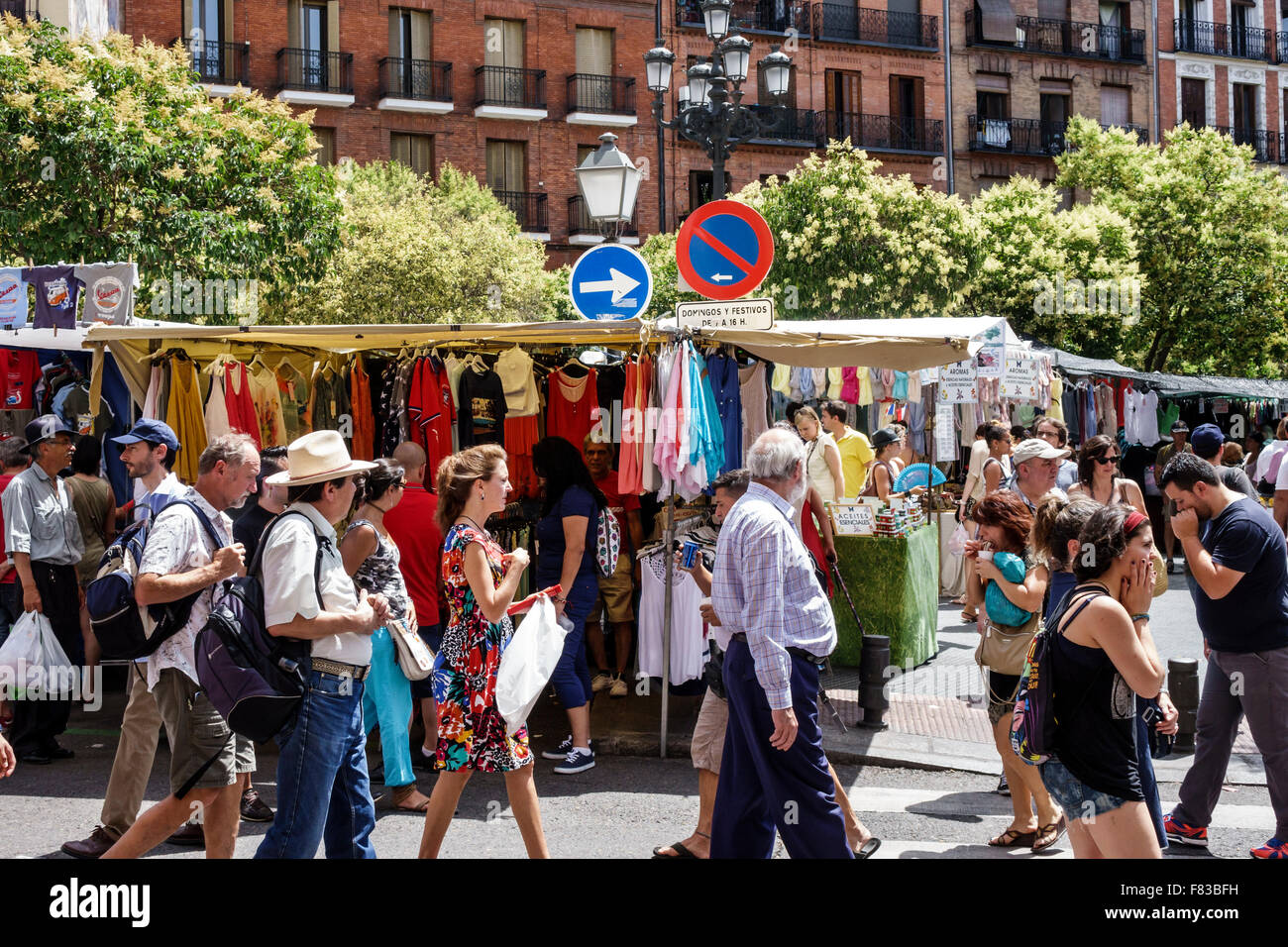 Shoppers in el flea market hi-res stock photography and images - Alamy