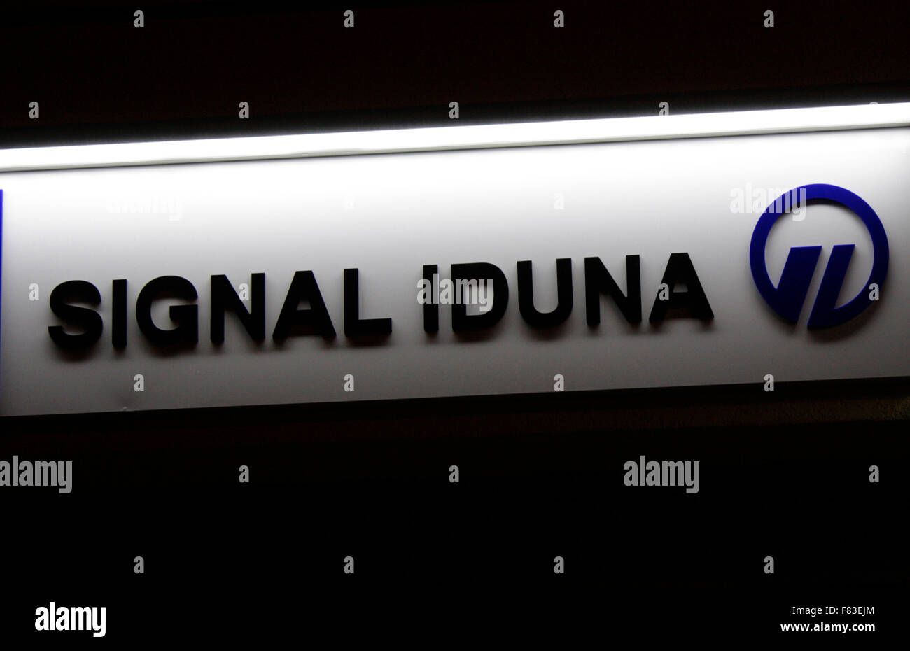 Signal iduna logo hi-res stock photography and images - Alamy