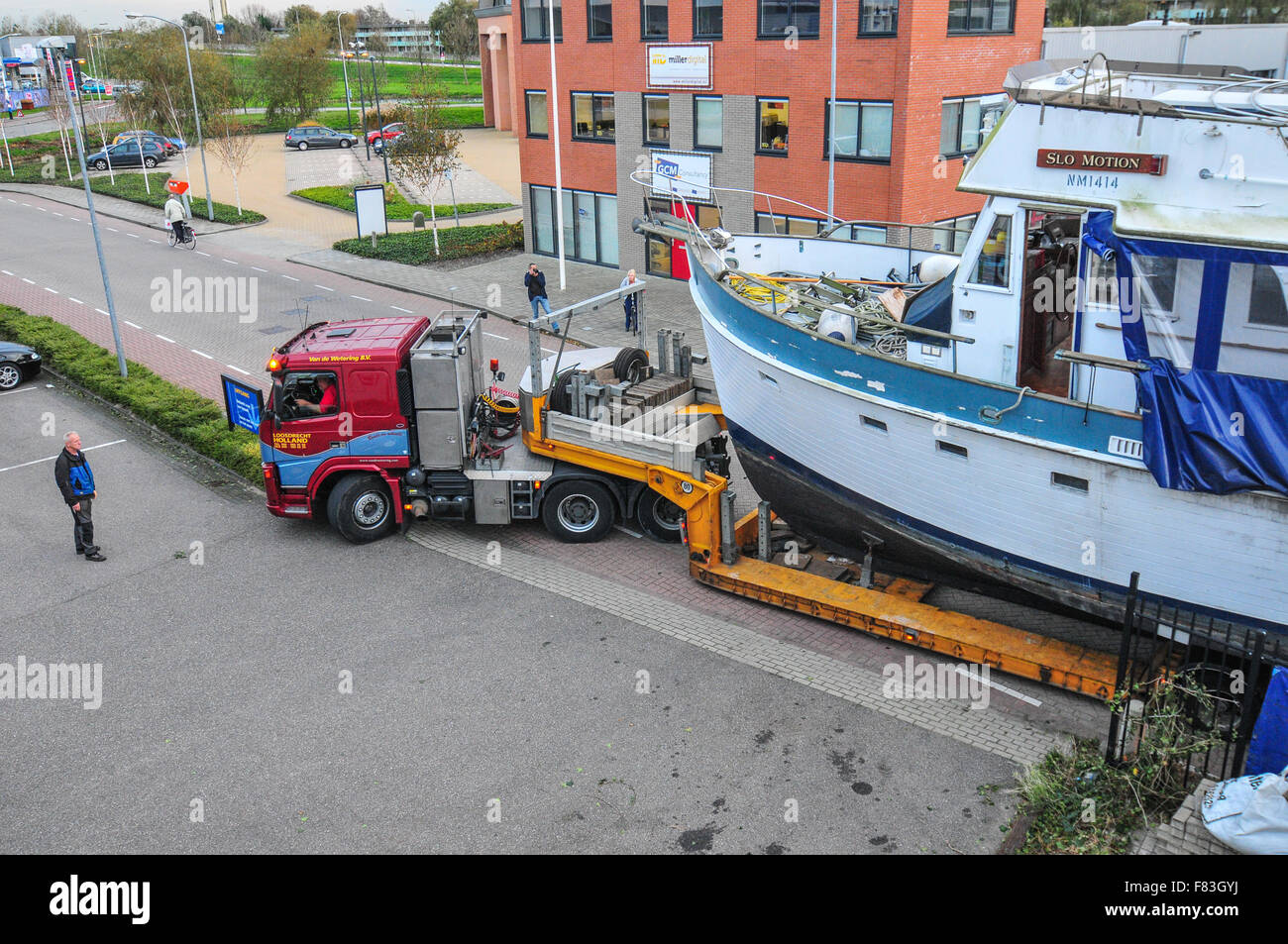 Moving a big ship from out the water to the place ware the owner the ...
