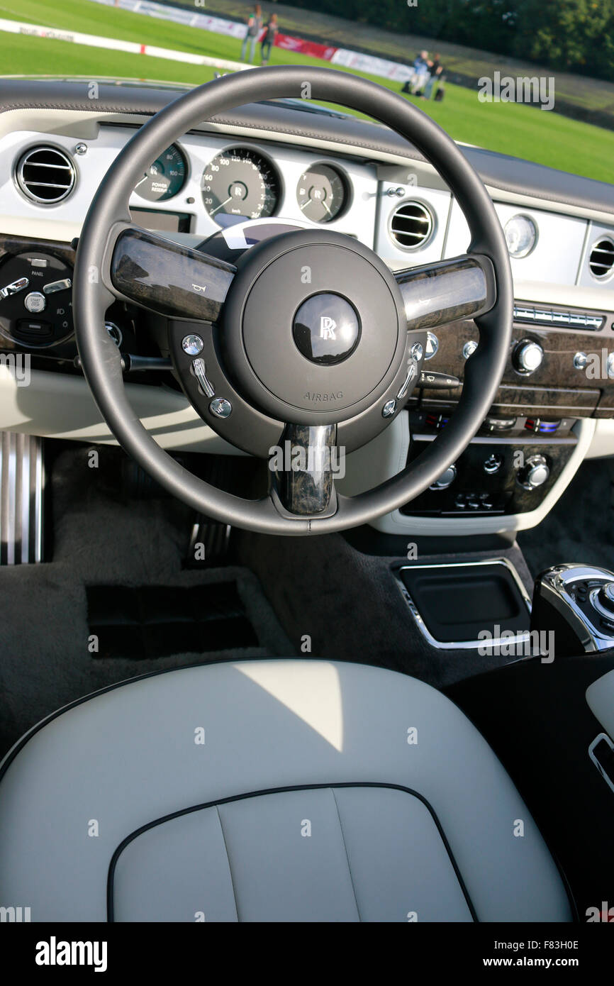 Rolls royce wheel emblem hi-res stock photography and images - Alamy