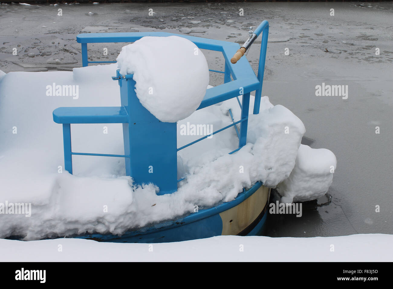 Canal boats covered in snow hi-res stock photography and images - Alamy