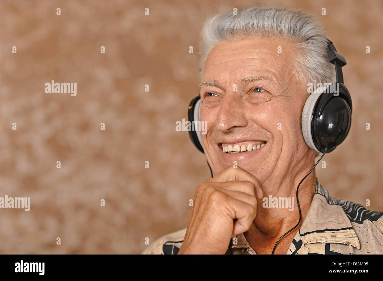 man listen music Stock Photo - Alamy