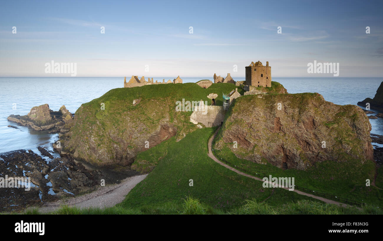 Dunnottar castle at sunset at stonehaven hi-res stock photography and ...