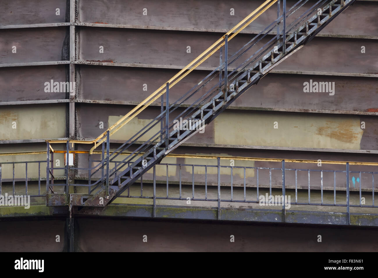 Ladder on silo hi-res stock photography and images - Alamy