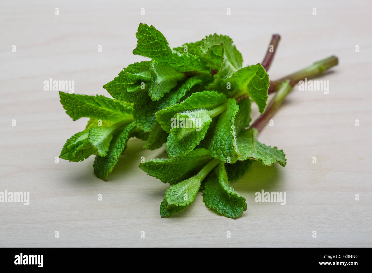 Fresh bright mint leaves on the wood background Stock Photo - Alamy