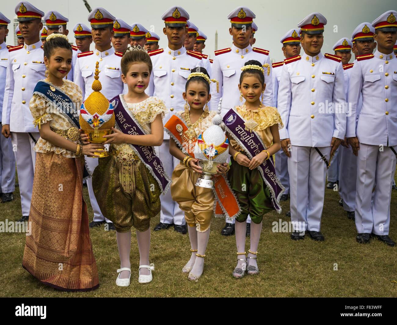 Bangkok, Thailand. 5th Dec, 2015. Children in traditional Thai dress ...
