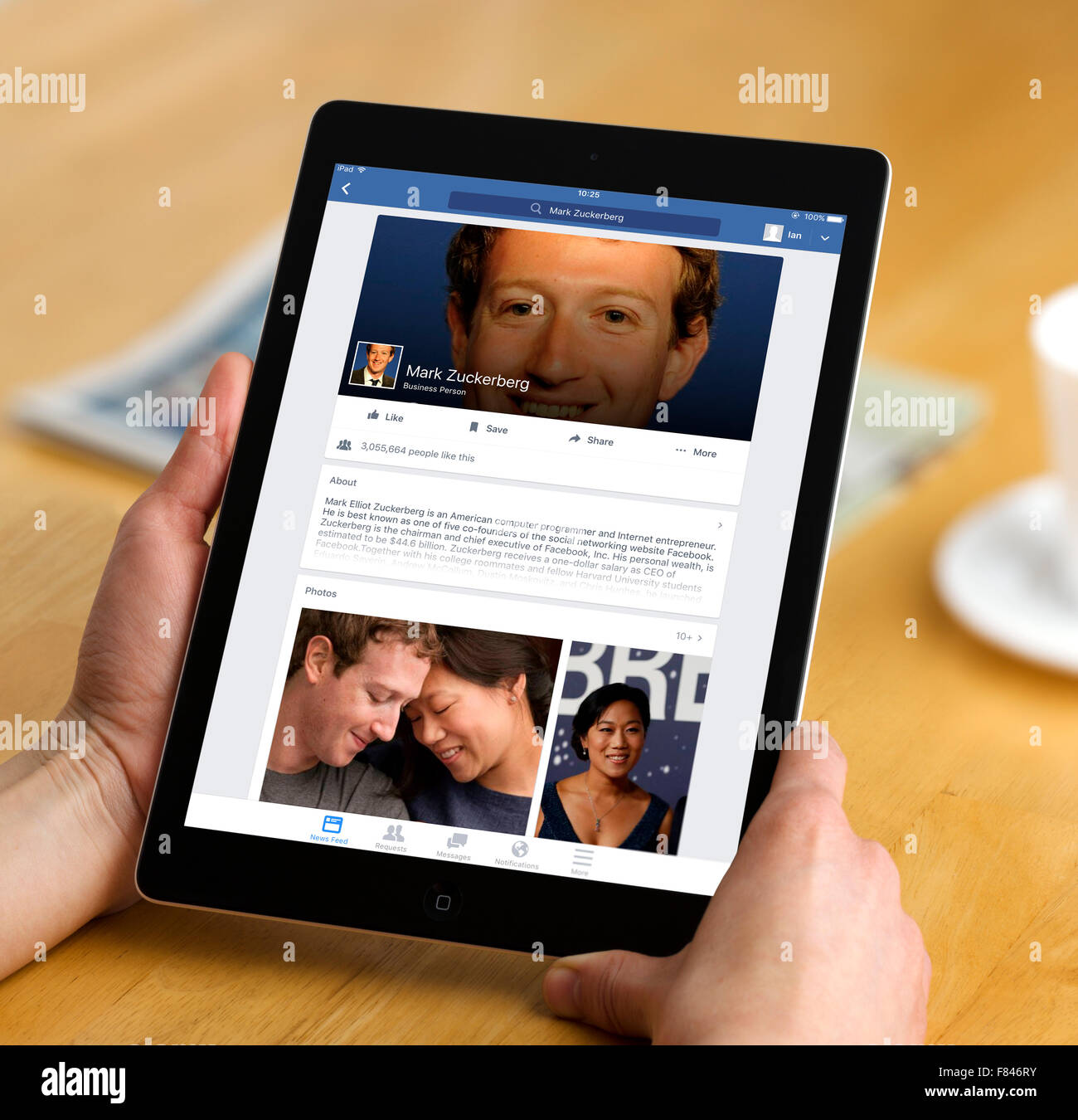 Facebook home page hi-res stock photography and images - Alamy