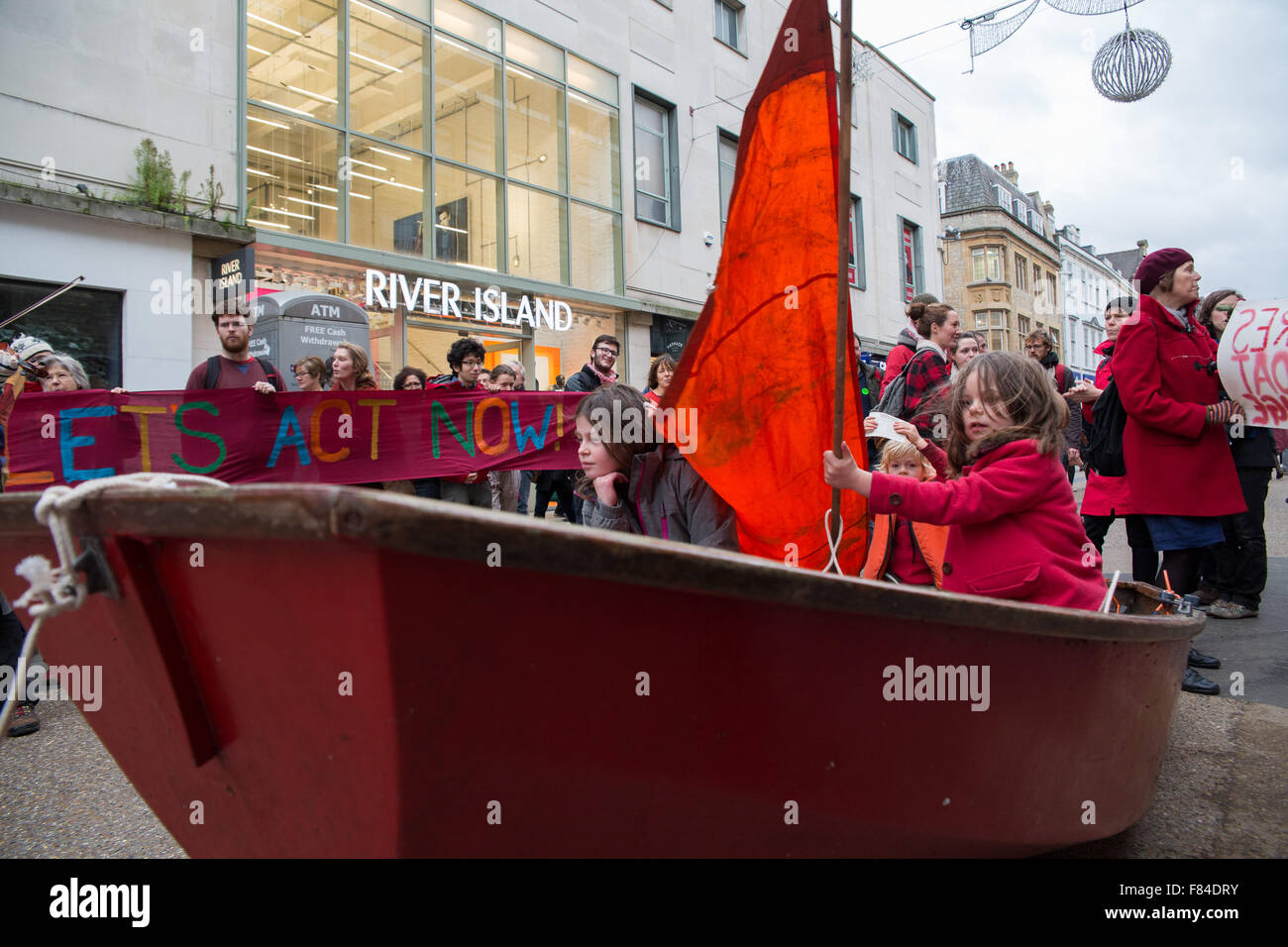 Oxford, Uk 5th December 2015. Protesters wearing red shirt marched in ...