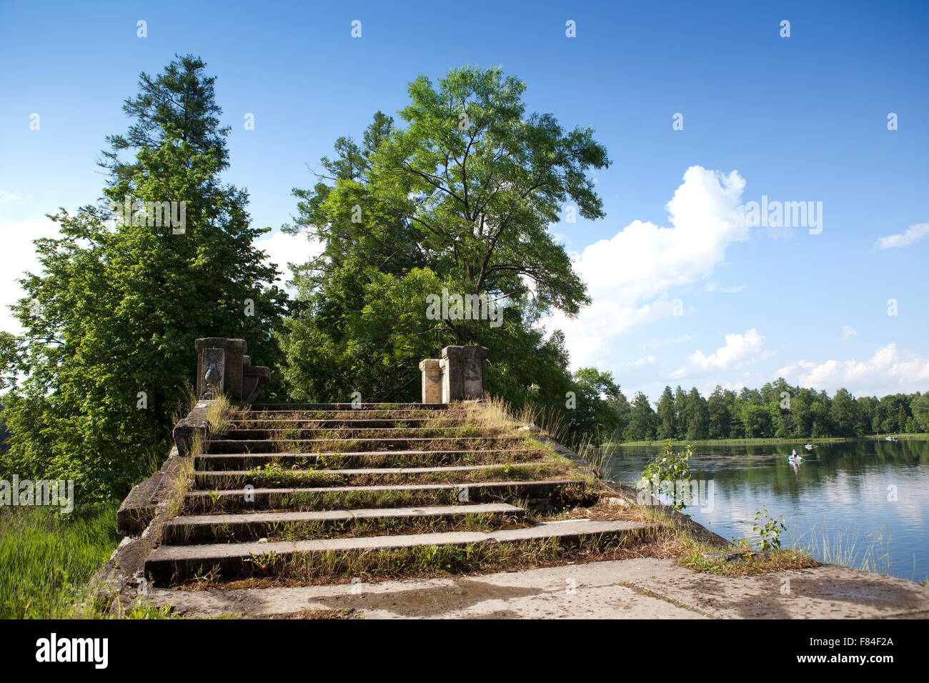 Destroyed bridge hi-res stock photography and images - Alamy