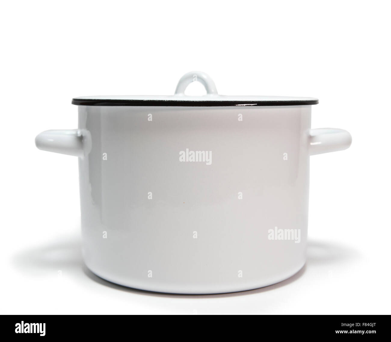Enamel pan cooking hi-res stock photography and images - Alamy