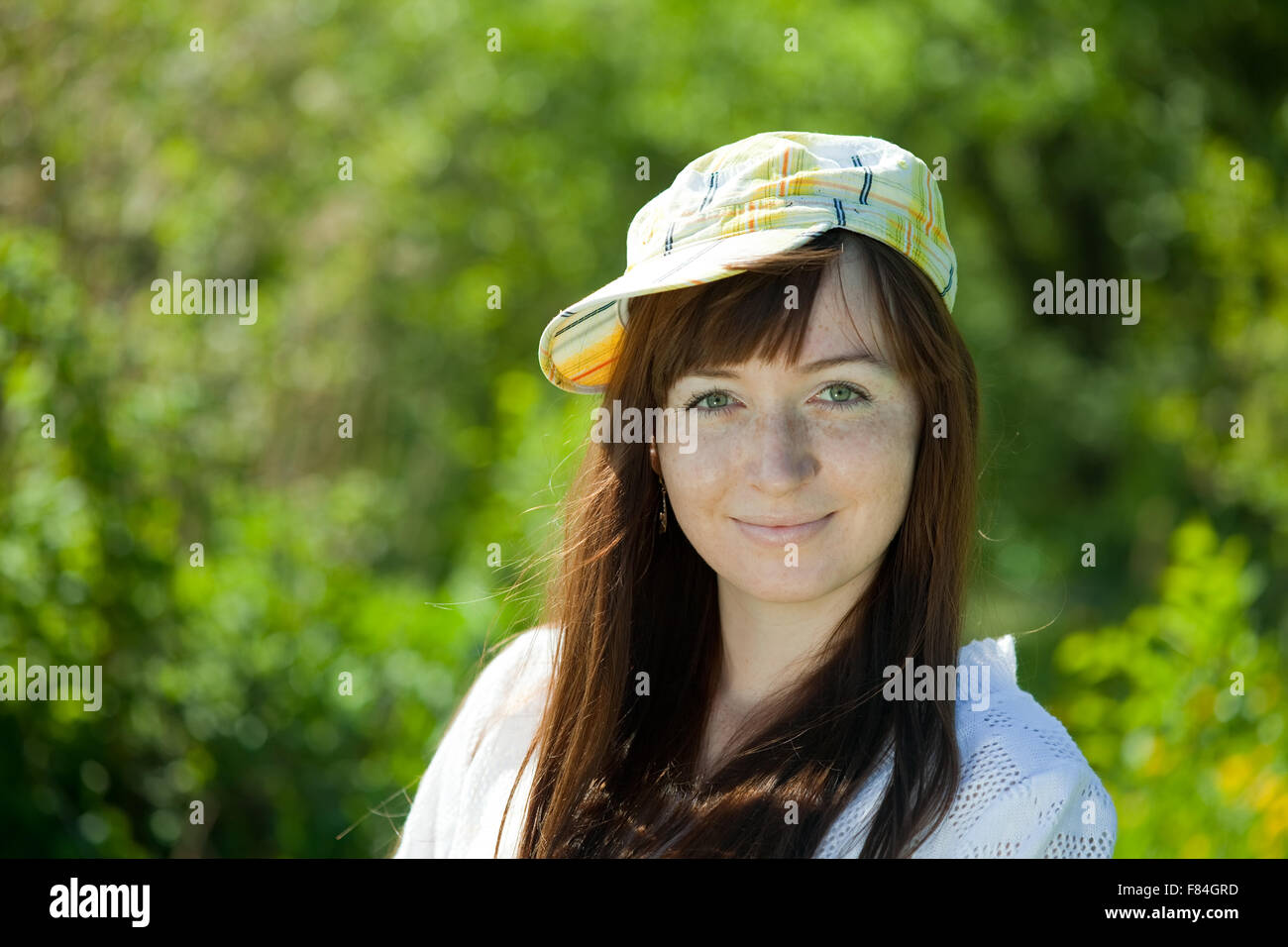 Outdoor portrait of smiling girl in cap Stock Photo - Alamy