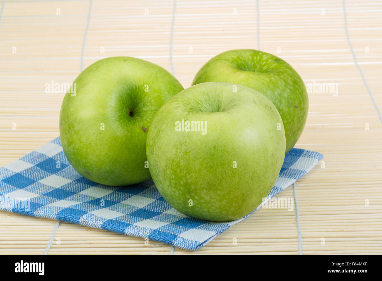 Ripe Green apple on the wood background Stock Photo - Alamy