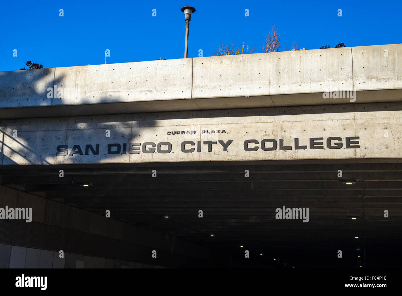 College sign hi-res stock photography and images - Alamy