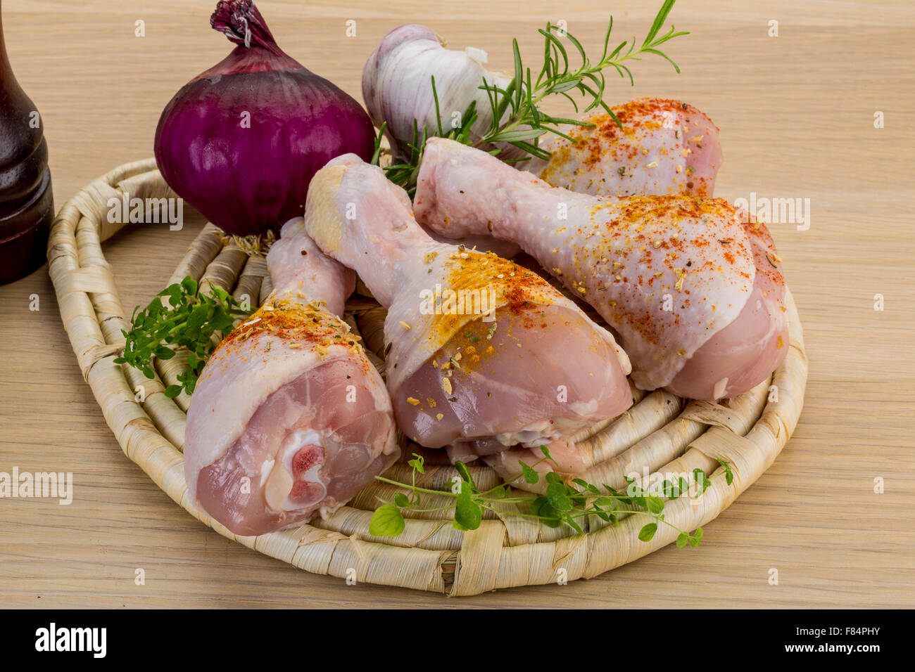 Raw chicken legs - ready for cooking Stock Photo - Alamy