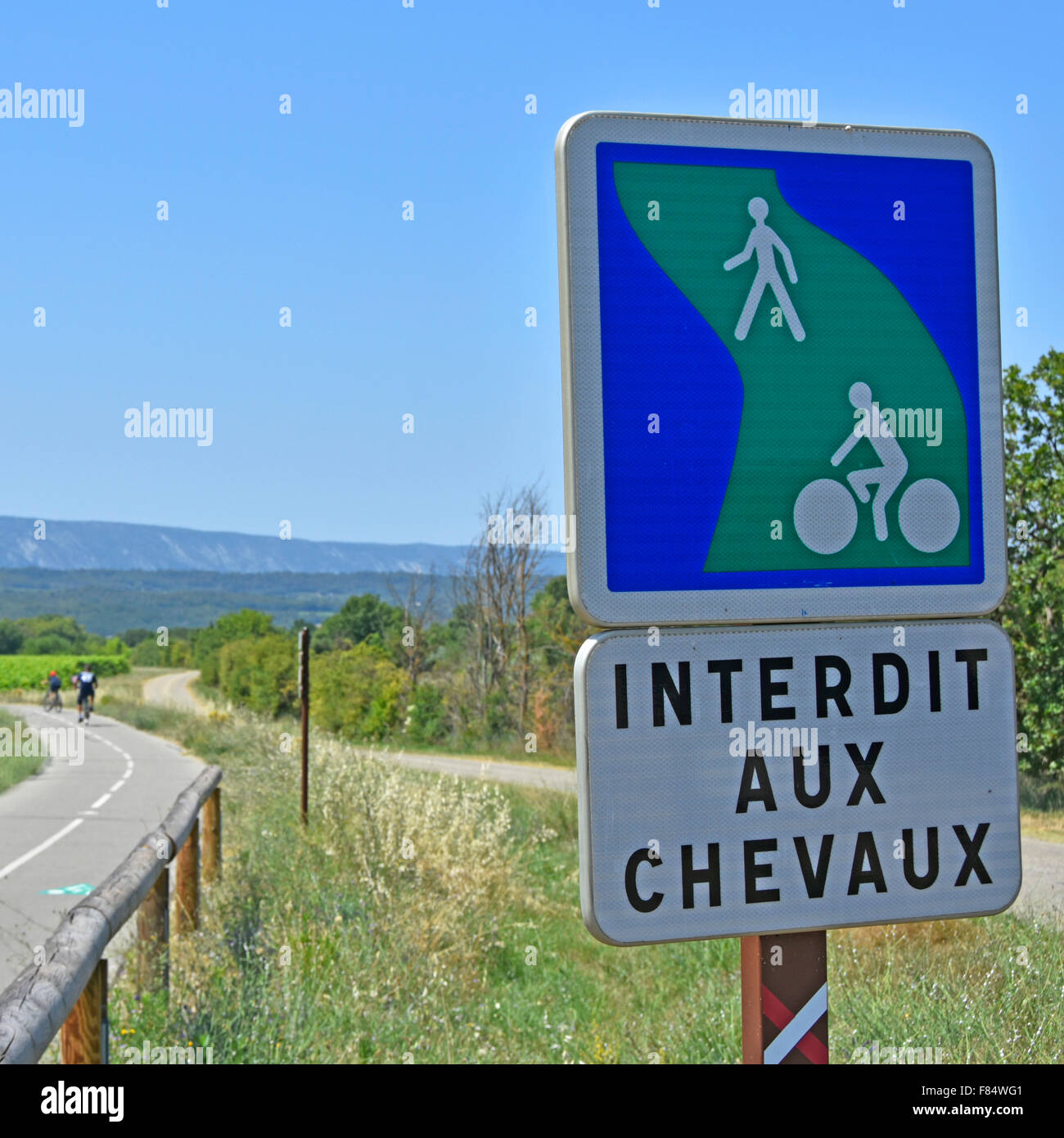 Walking track signs hi-res stock photography and images - Alamy