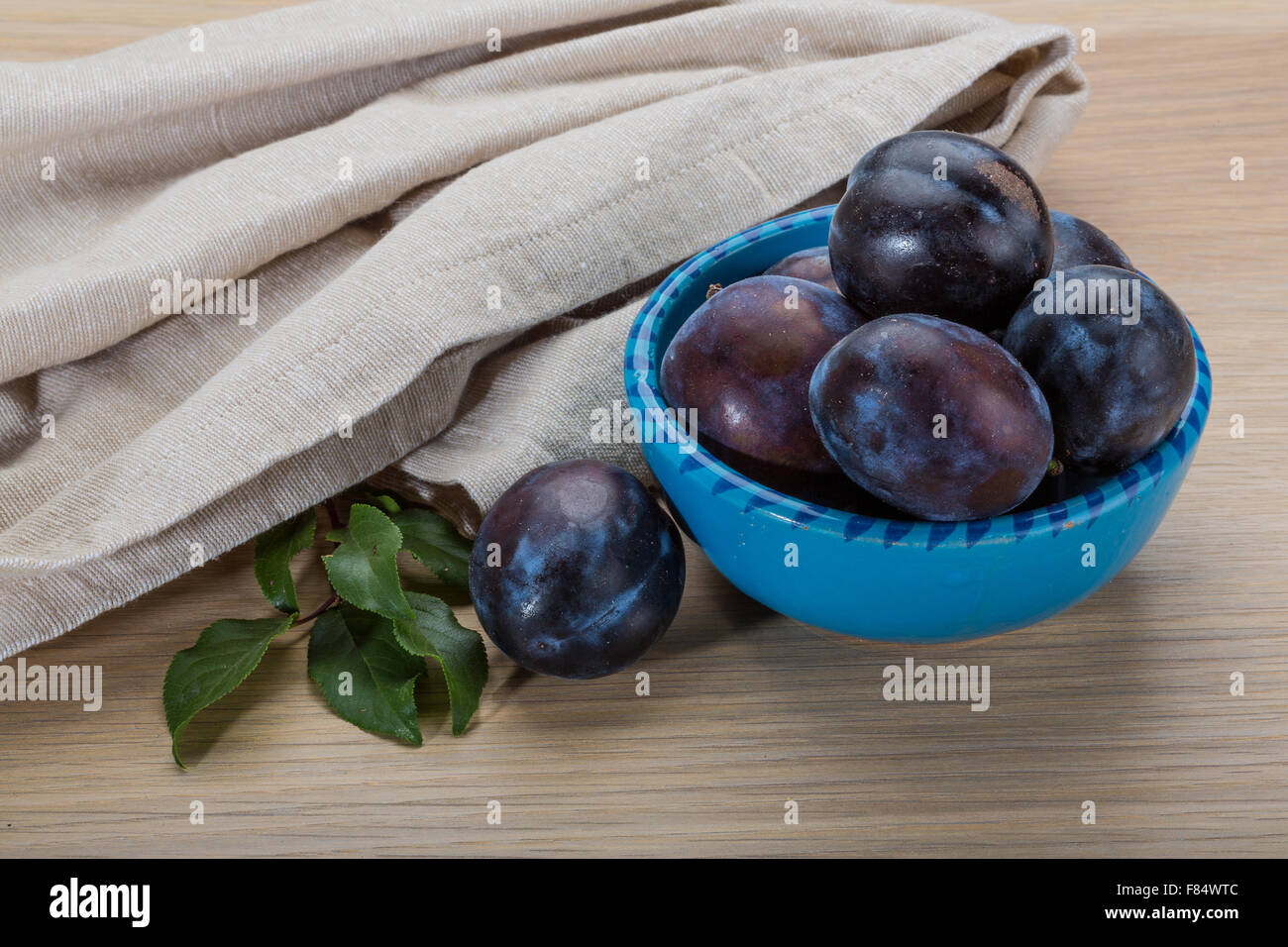 Ripe fresh plums in the bowl Stock Photo - Alamy