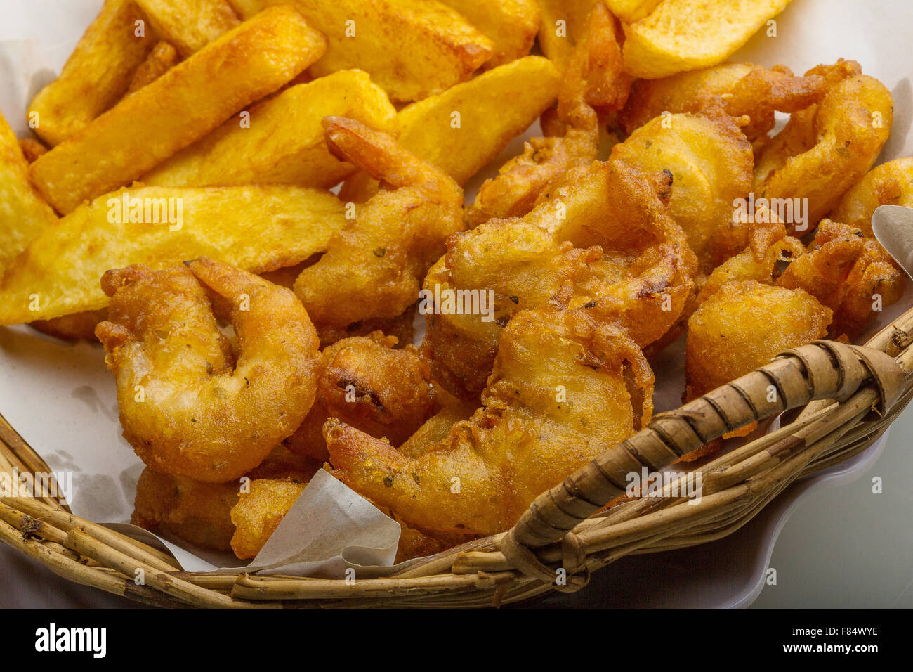 Seafood basket with shrimps, squids and potato Stock Photo - Alamy