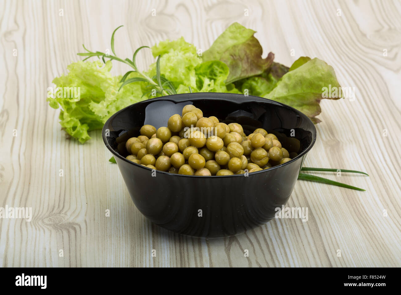 Marinated peas - in the bowl with salad leaves Stock Photo - Alamy