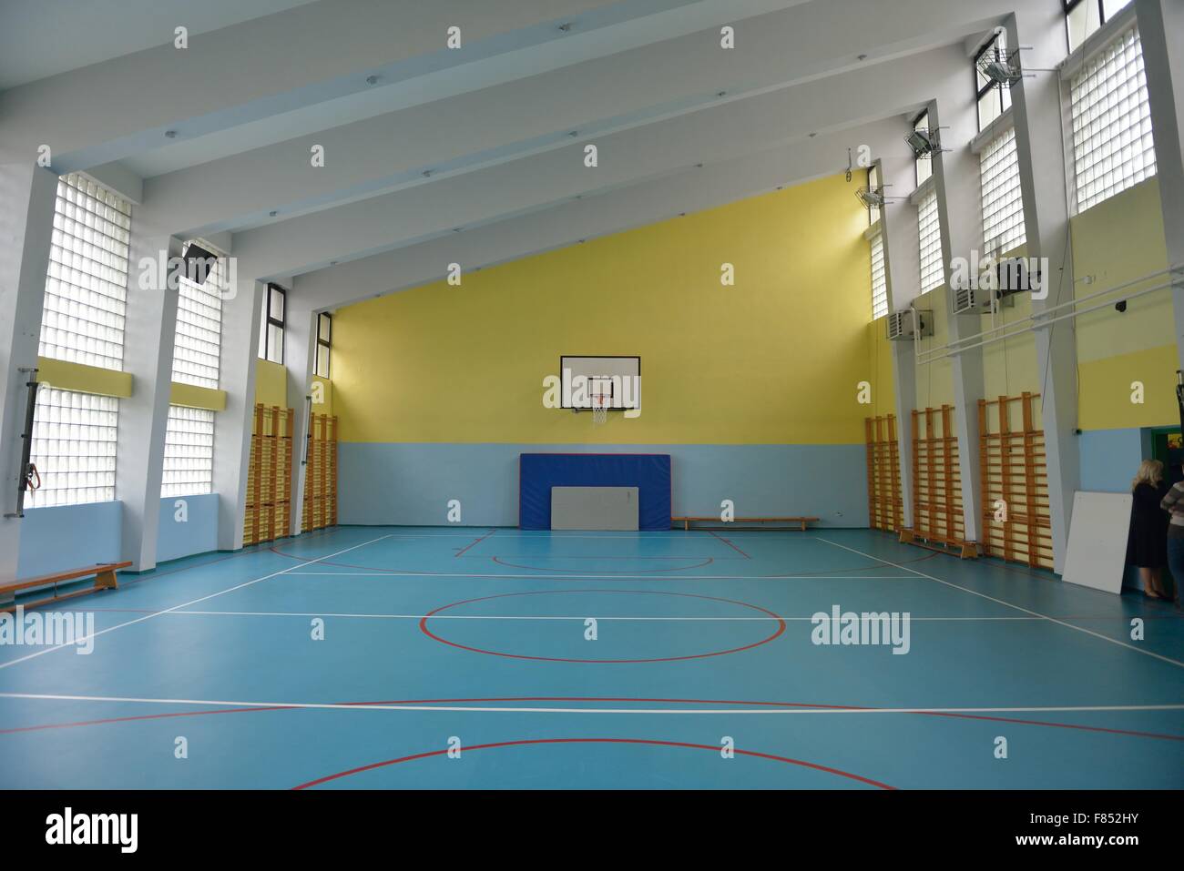 elementary school gym indoor Stock Photo - Alamy