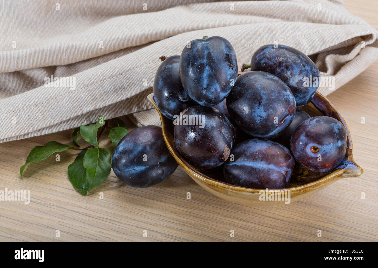 Ripe fresh plums in the bowl Stock Photo - Alamy