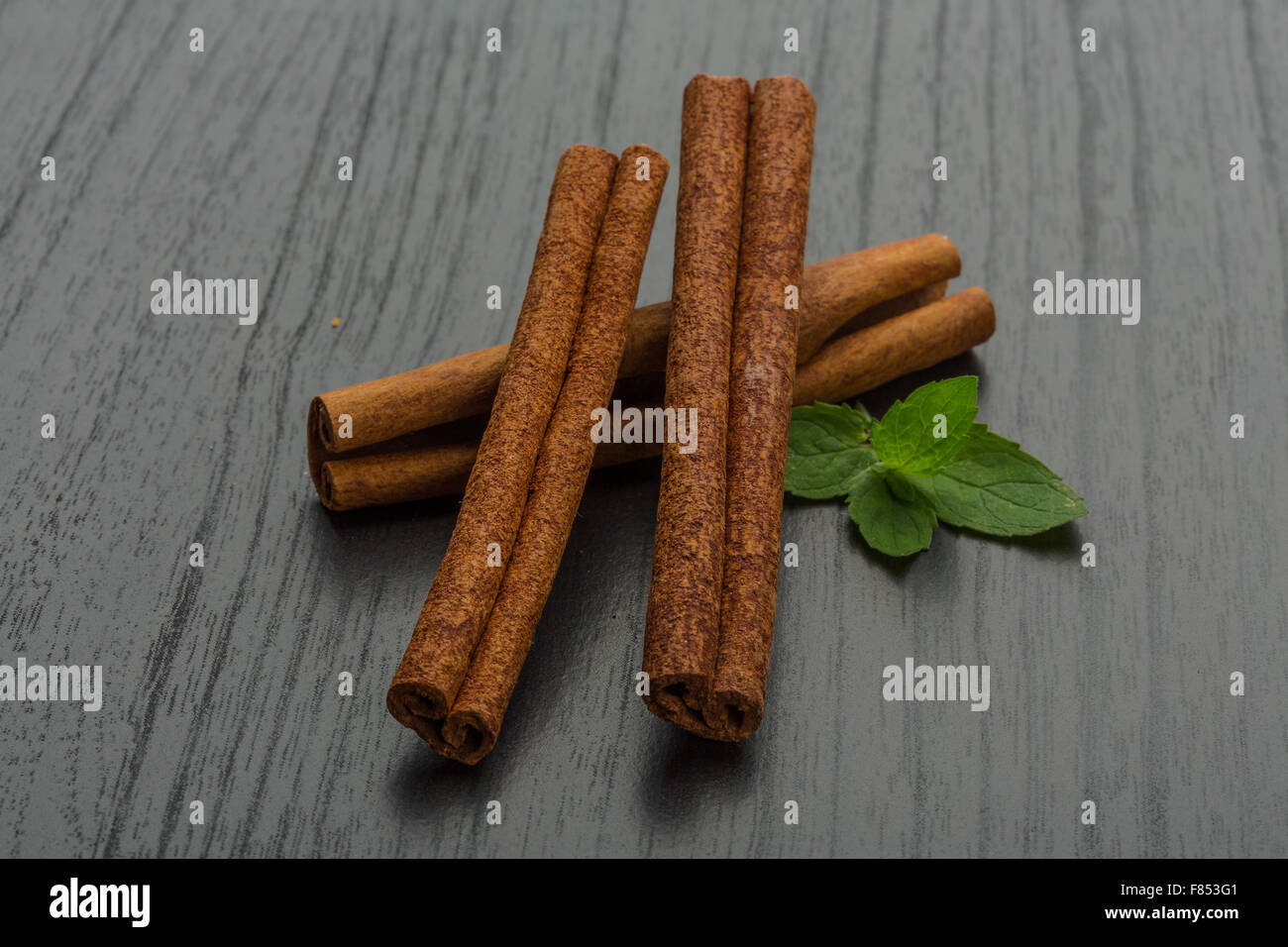 Cinnamon sticks with mint leaves Stock Photo - Alamy