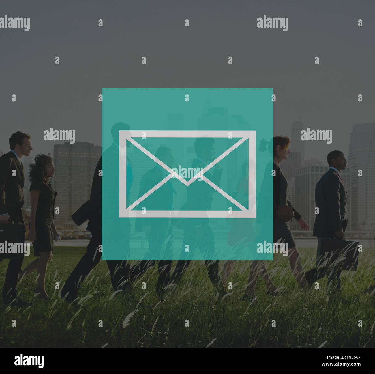 Online business messaging men hi-res stock photography and images - Alamy