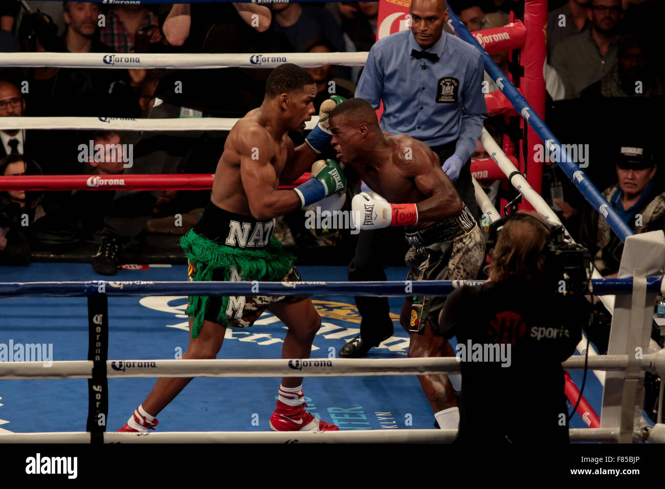 Brooklyn, New York, USA. 5th Dec, 2015. DANNY JACOBS (green trunks) and ...