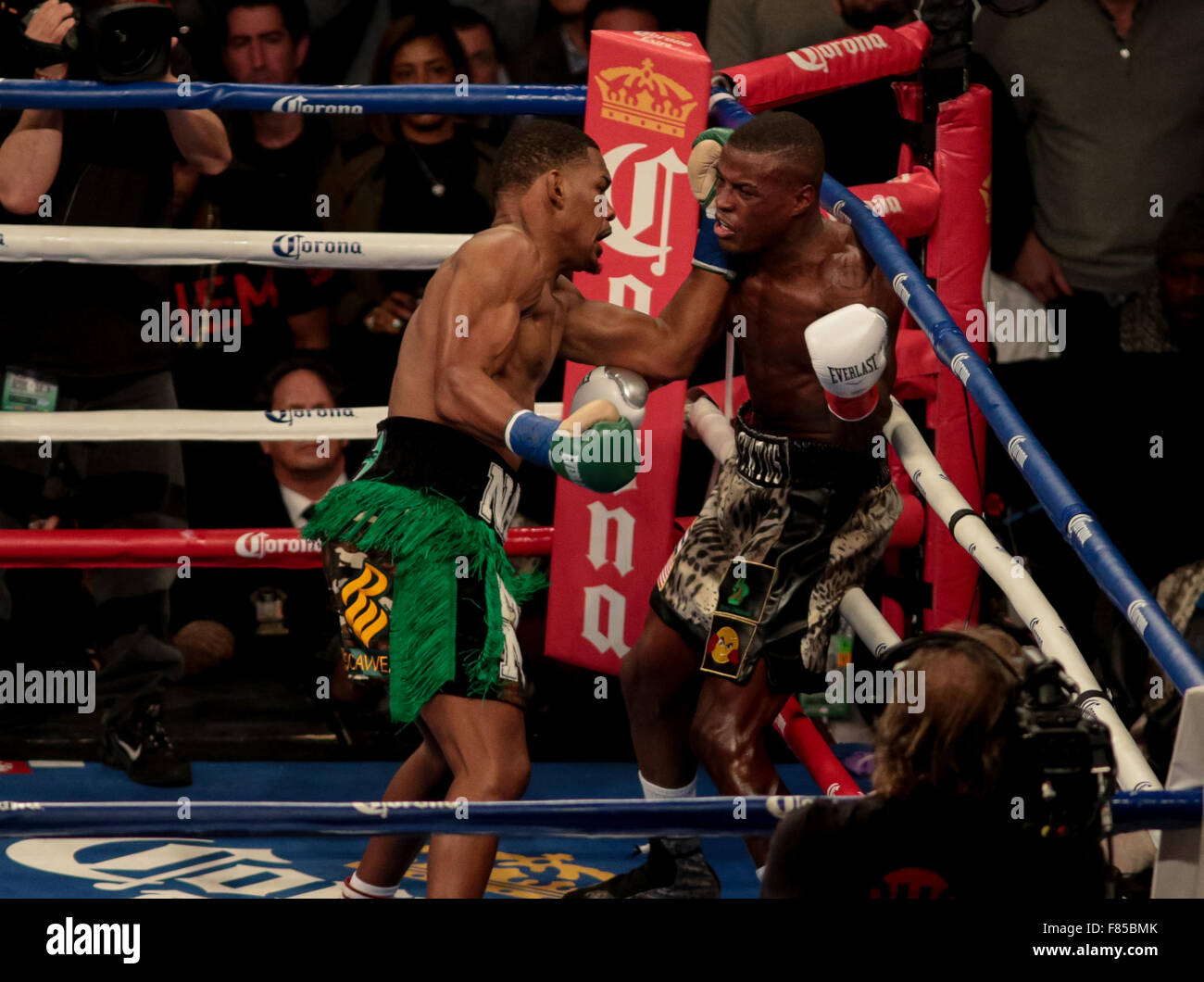 Brooklyn, New York, USA. 5th Dec, 2015. DANNY JACOBS (green trunks) and ...