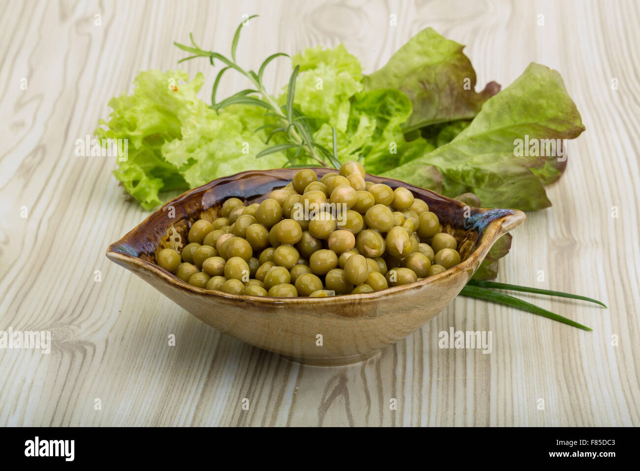 Marinated peas - in the bowl with salad leaves Stock Photo - Alamy