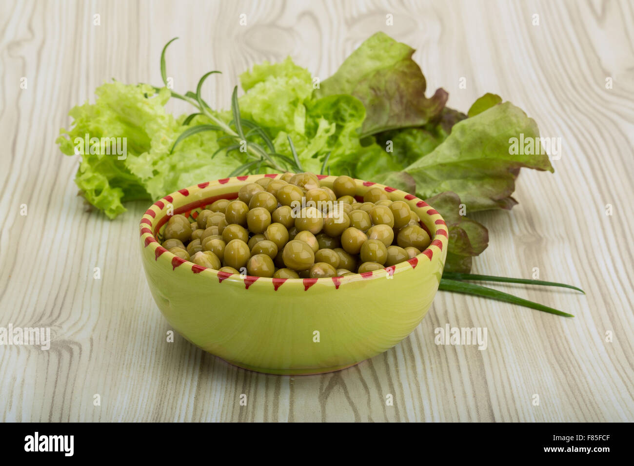 Marinated peas - in the bowl with salad leaves Stock Photo - Alamy
