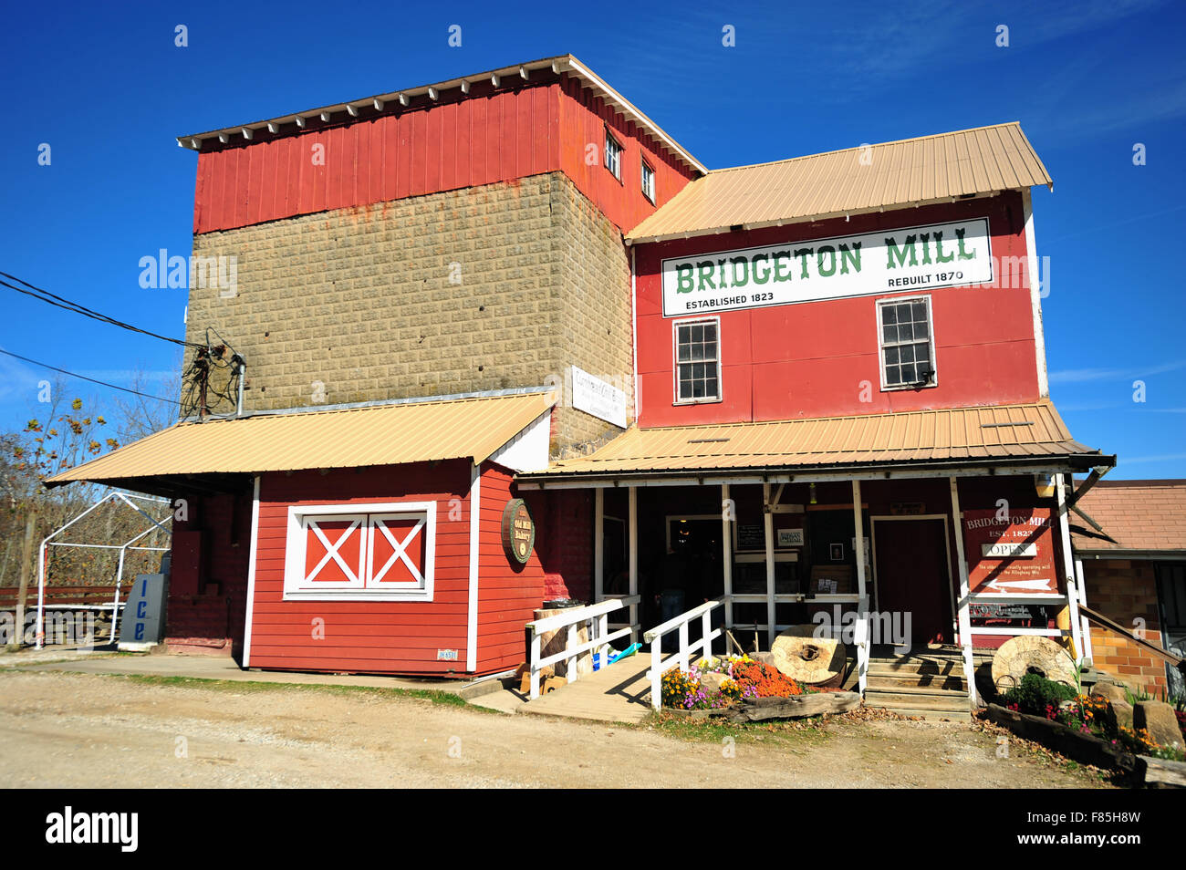 Tourist buildings and roads hi-res stock photography and images - Alamy