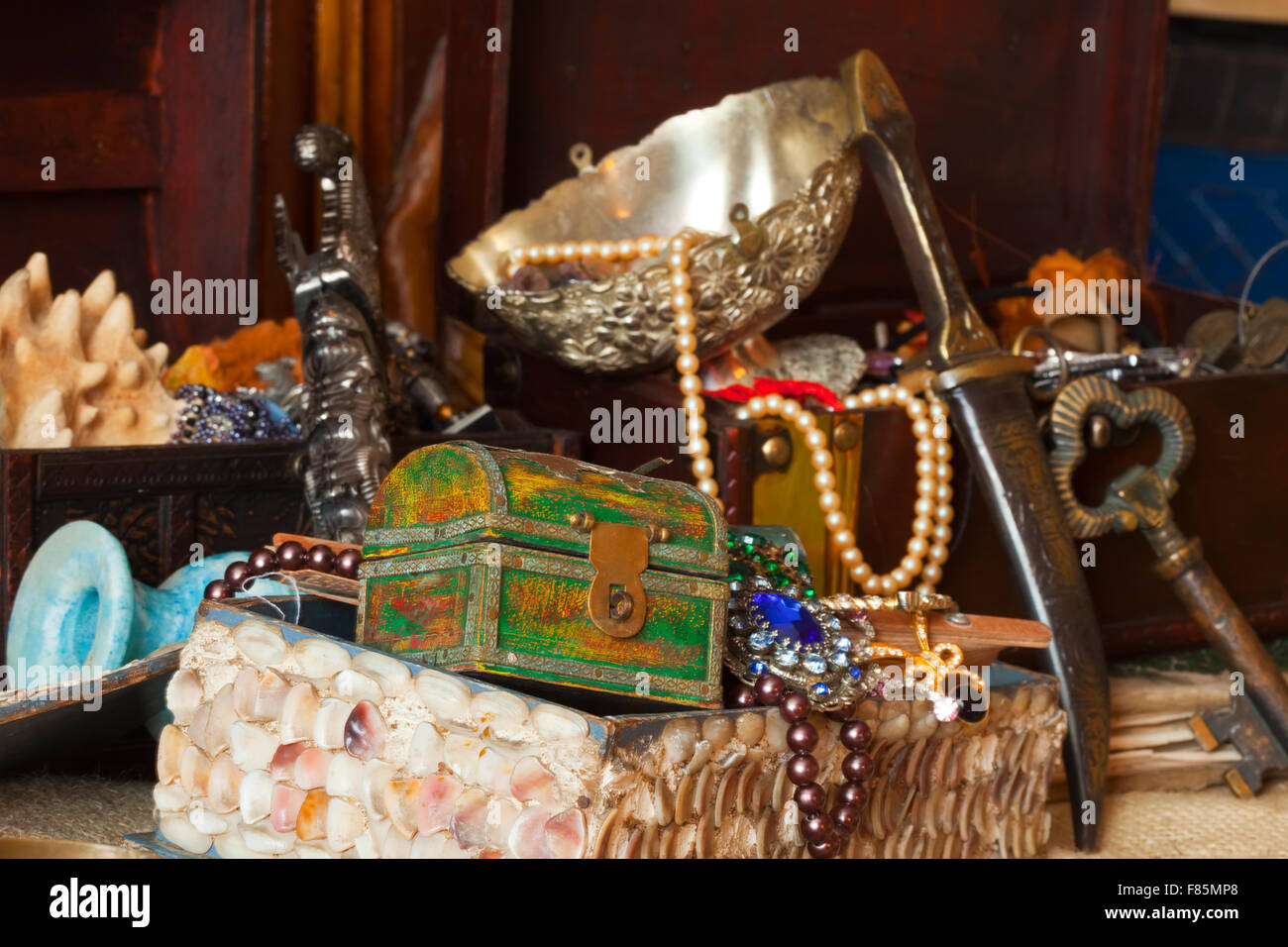 Old treasure chests with vintage gems and jewellery Stock Photo - Alamy