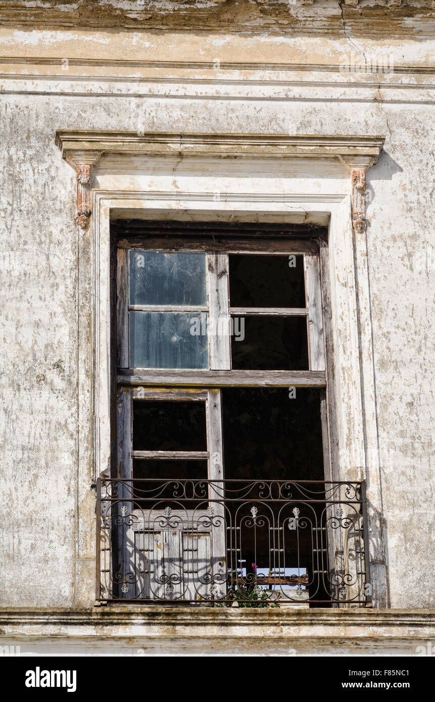 Broken window of a colonial building in Colonia del Sacaramento old ...