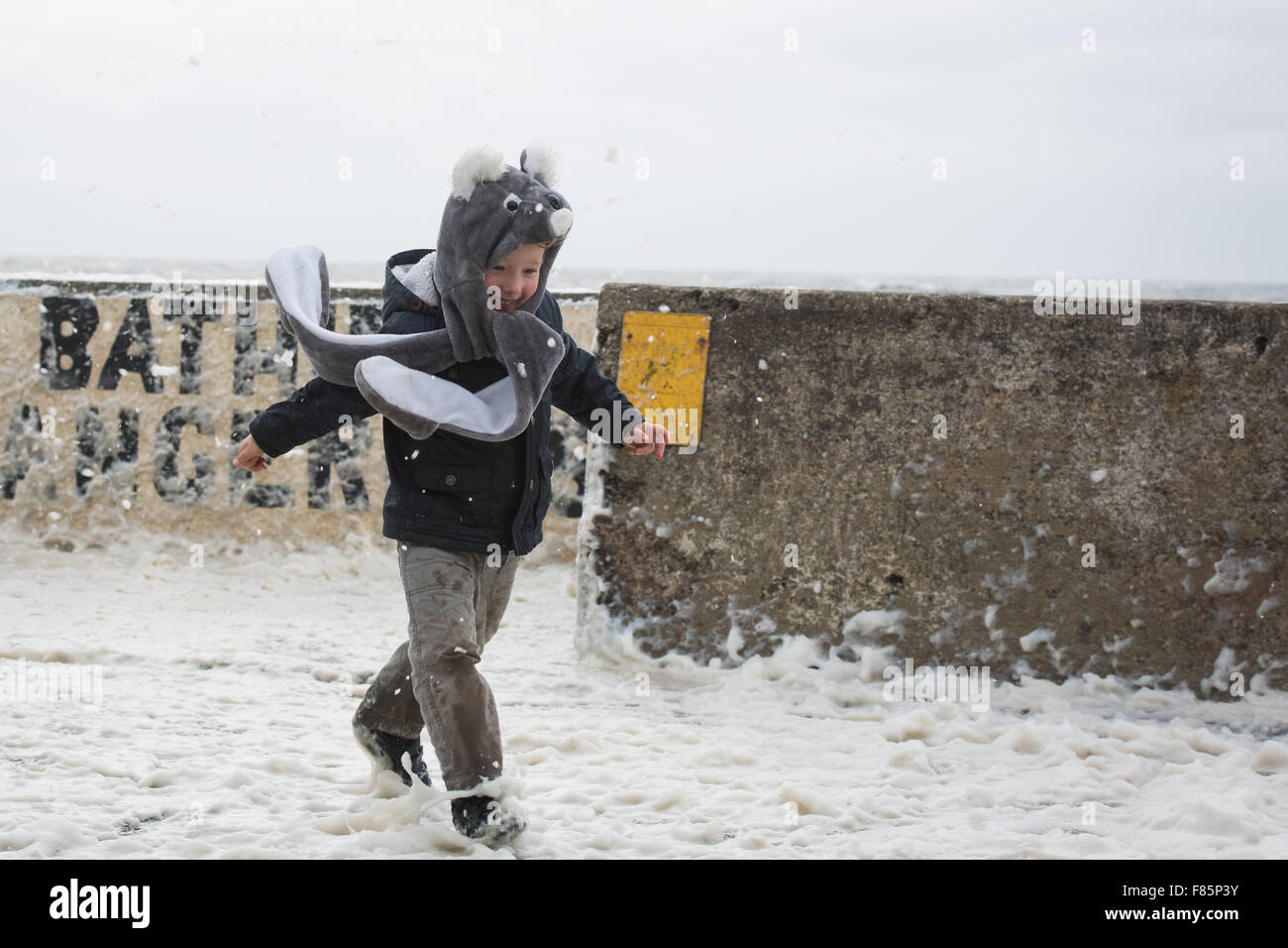 Strong wind playing child hi-res stock photography and images - Alamy