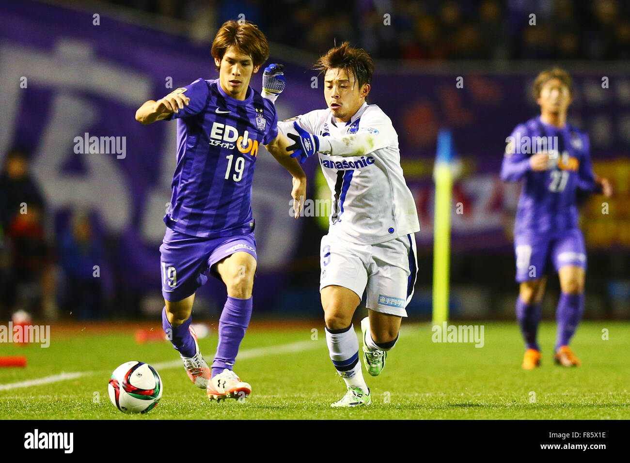 Hiroshima, Japan. 5th Dec, 2015. (L-R) Sho Sasaki (Sanfrecce), Hiroyuki ...