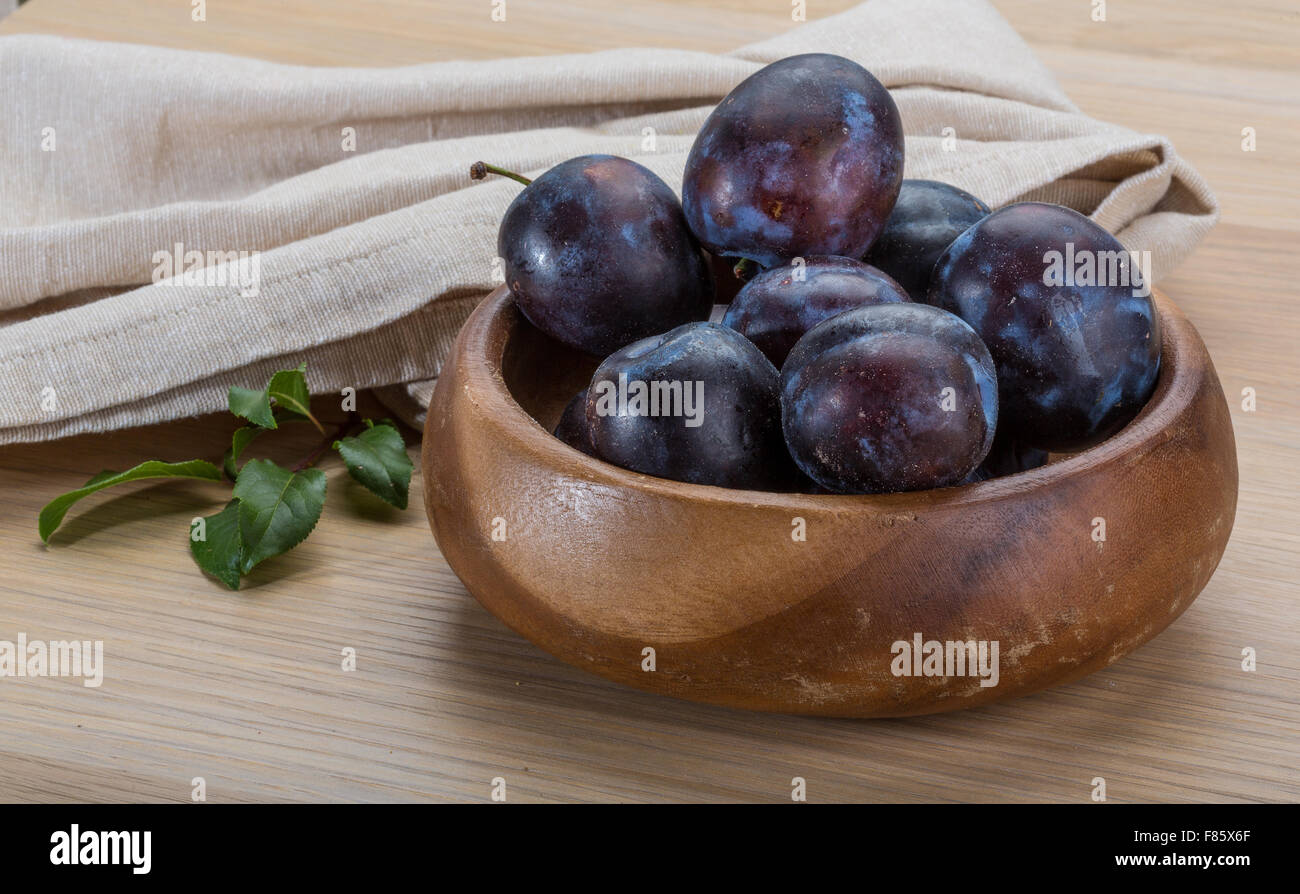 Ripe fresh plums in the bowl Stock Photo - Alamy