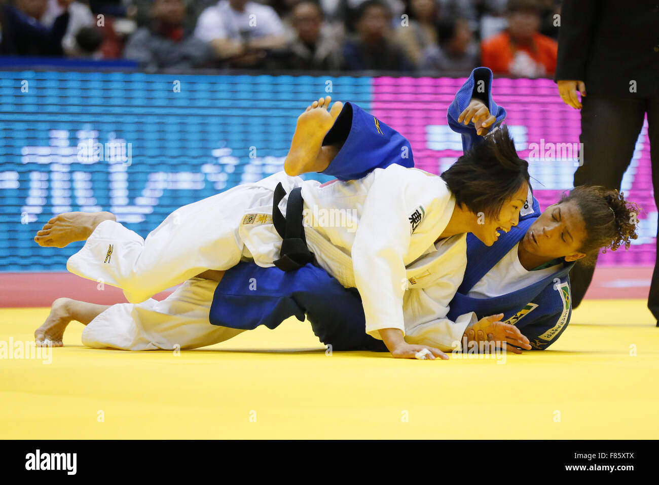 Tokyo Metropolitan Gymnasium, Tokyo, Japan. 5th Dec, 2015. (L-R) Kaori ...
