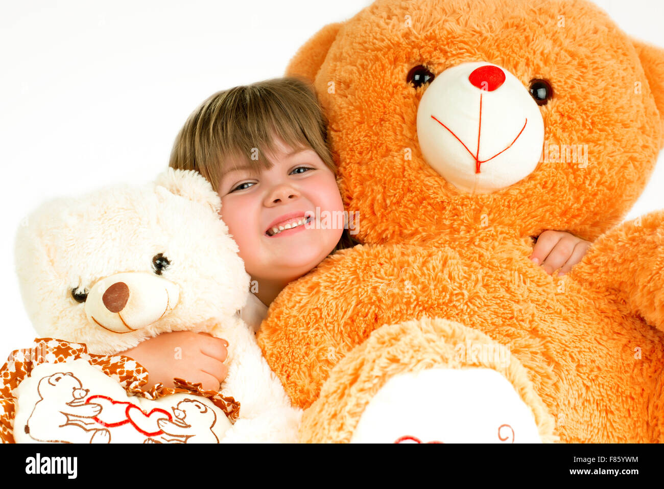 Child and bear hi-res stock photography and images - Alamy