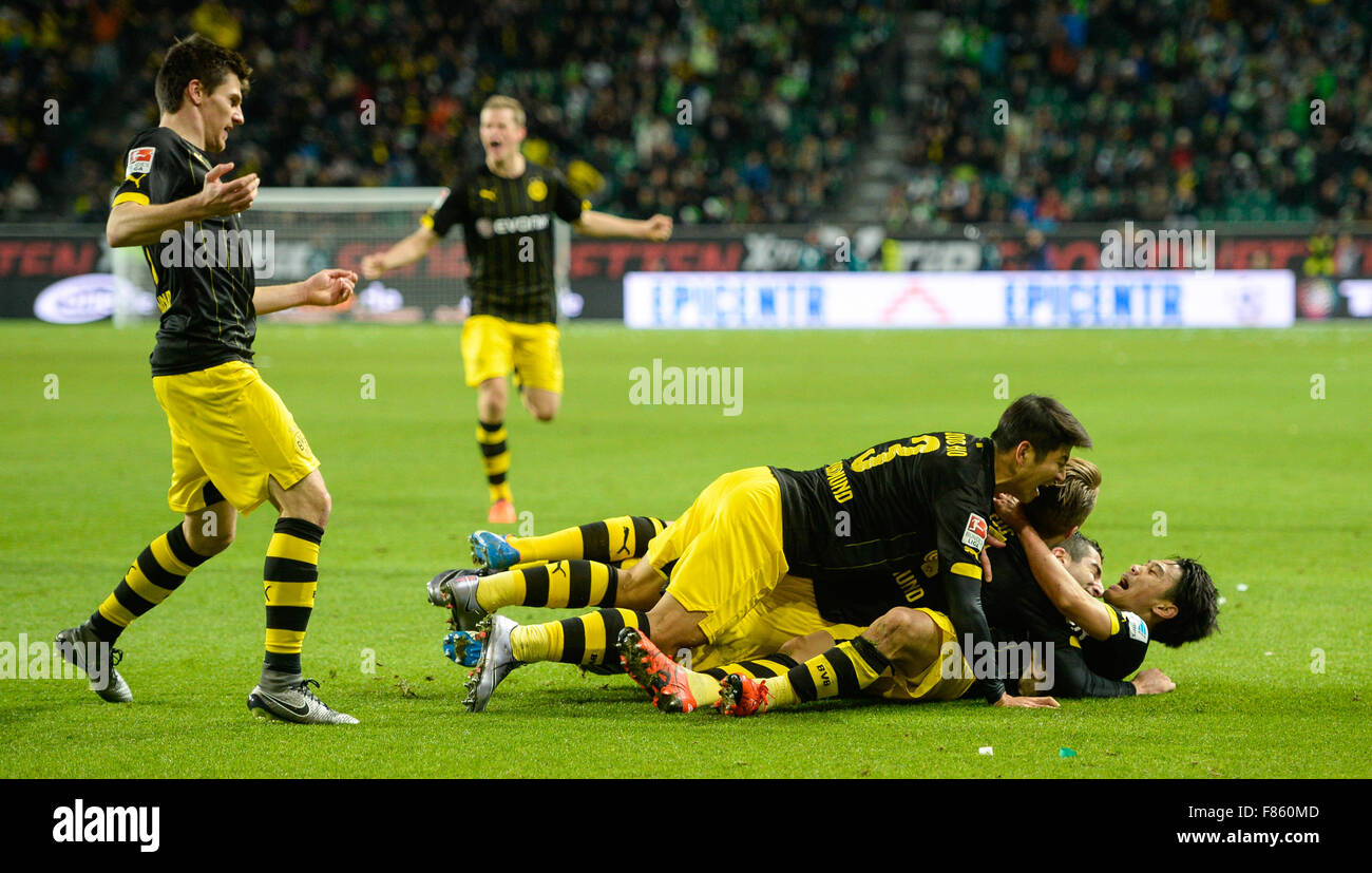 Dortmund players celebrate after Shinji Kagawa's (R) 1-2 goal at the ...