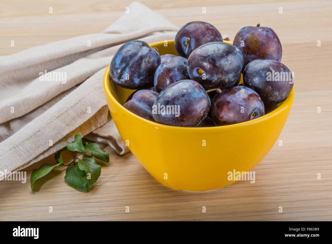 Ripe fresh plums in the bowl Stock Photo - Alamy