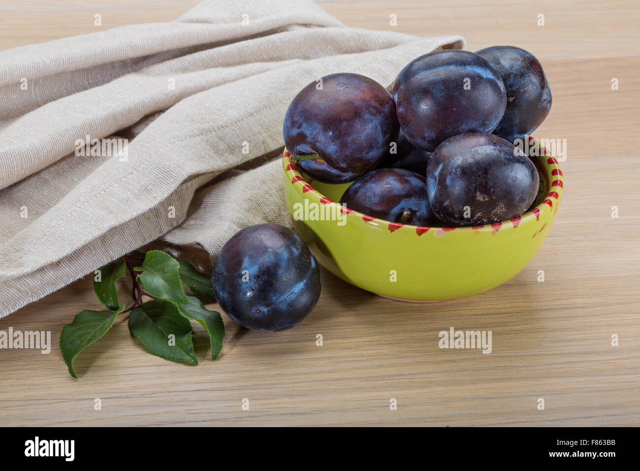 Ripe fresh plums in the bowl Stock Photo - Alamy