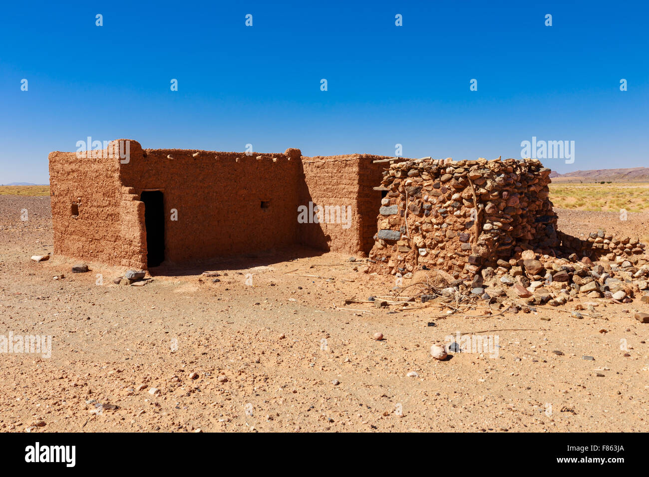 hut Berber in the Sahara desert Stock Photo - Alamy
